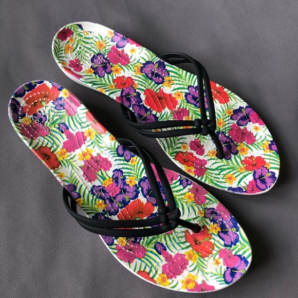 CROCS | Shoes | Crocs Isabella Graphic Flip Blackfloral A Pretty Flip ...